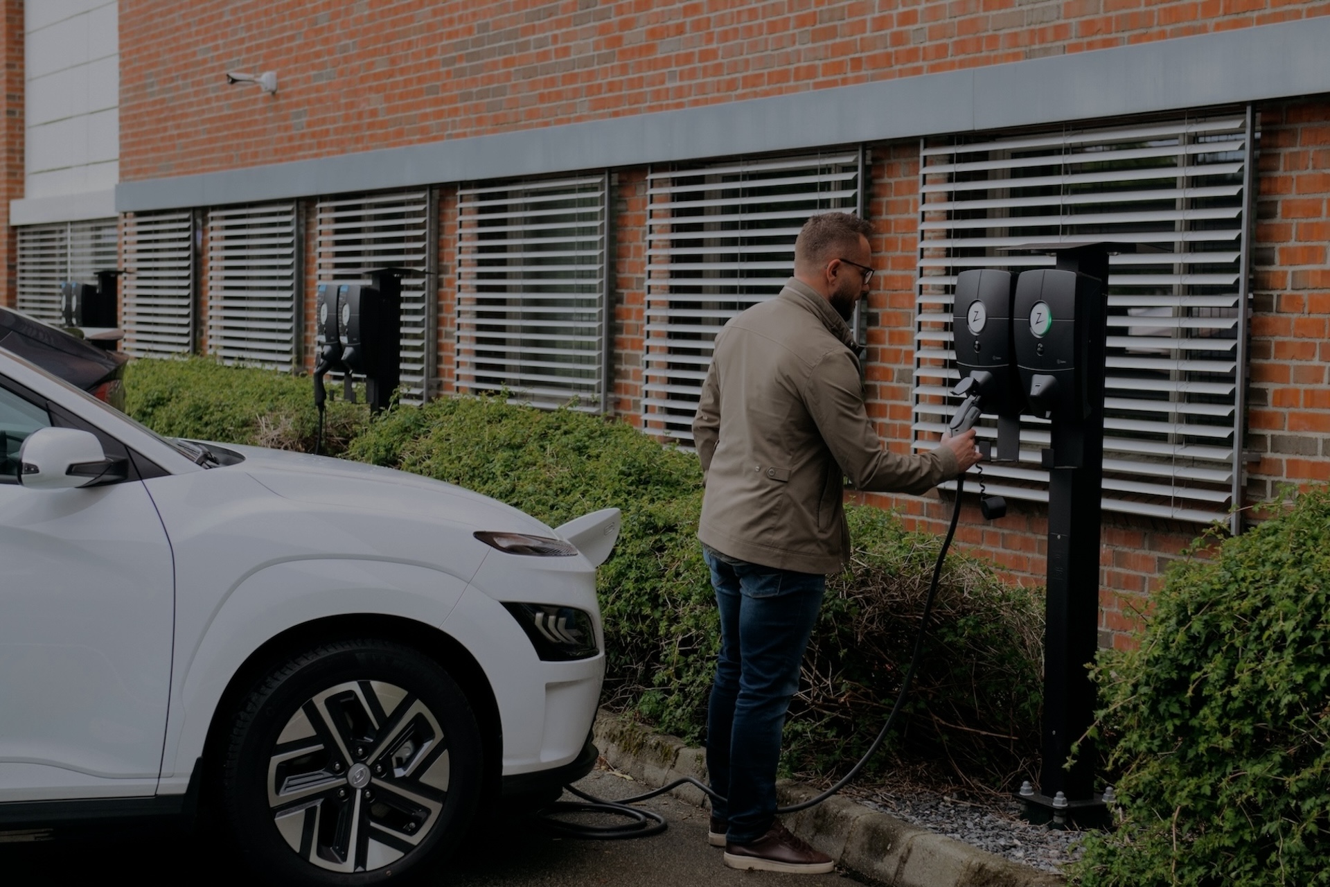 Ladda elbil i bostadsrättsföreningen | Laddbox till BRF | Evify